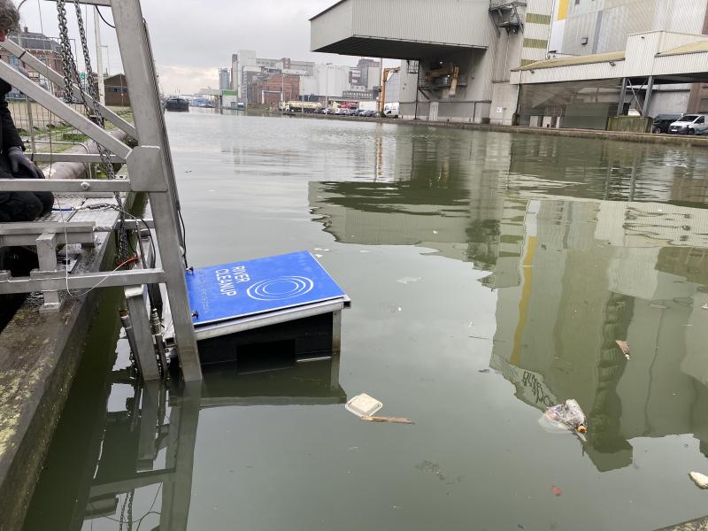 First River Skimmer in Belgium captures floating litter - River Cleanup